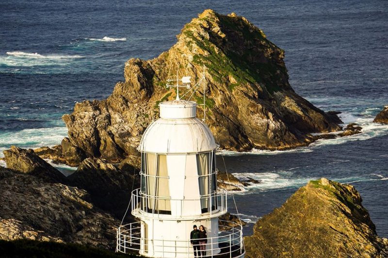 Tasmania lighthouse keepers swap reality for slow living on a remote island